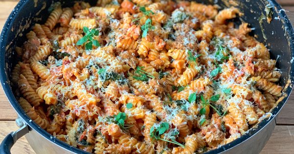 Creamy tomato Italian sausage pasta - VJ Cooks