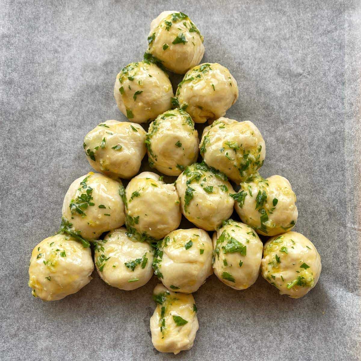 Mozzarella and Garlic Butter Dough Ball Christmas Tree - VJ Cooks