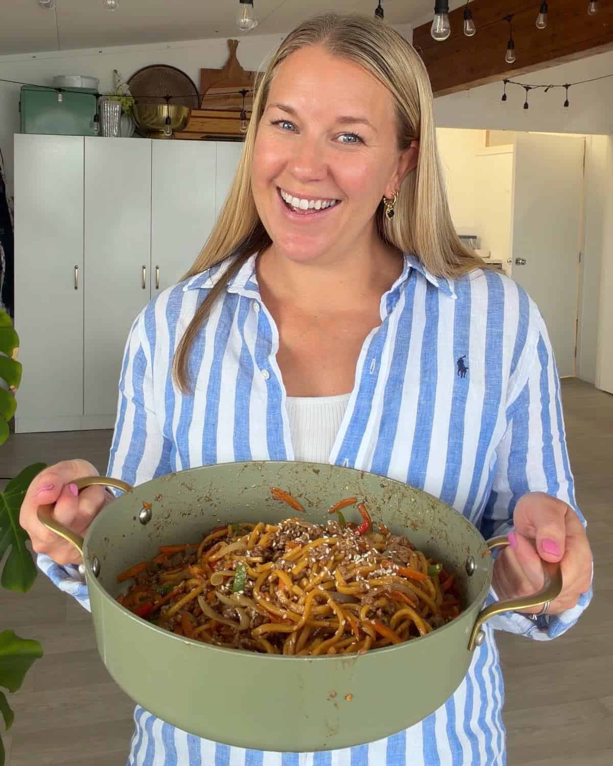 One Pot Beef Mince Chow Mein - VJ Cooks